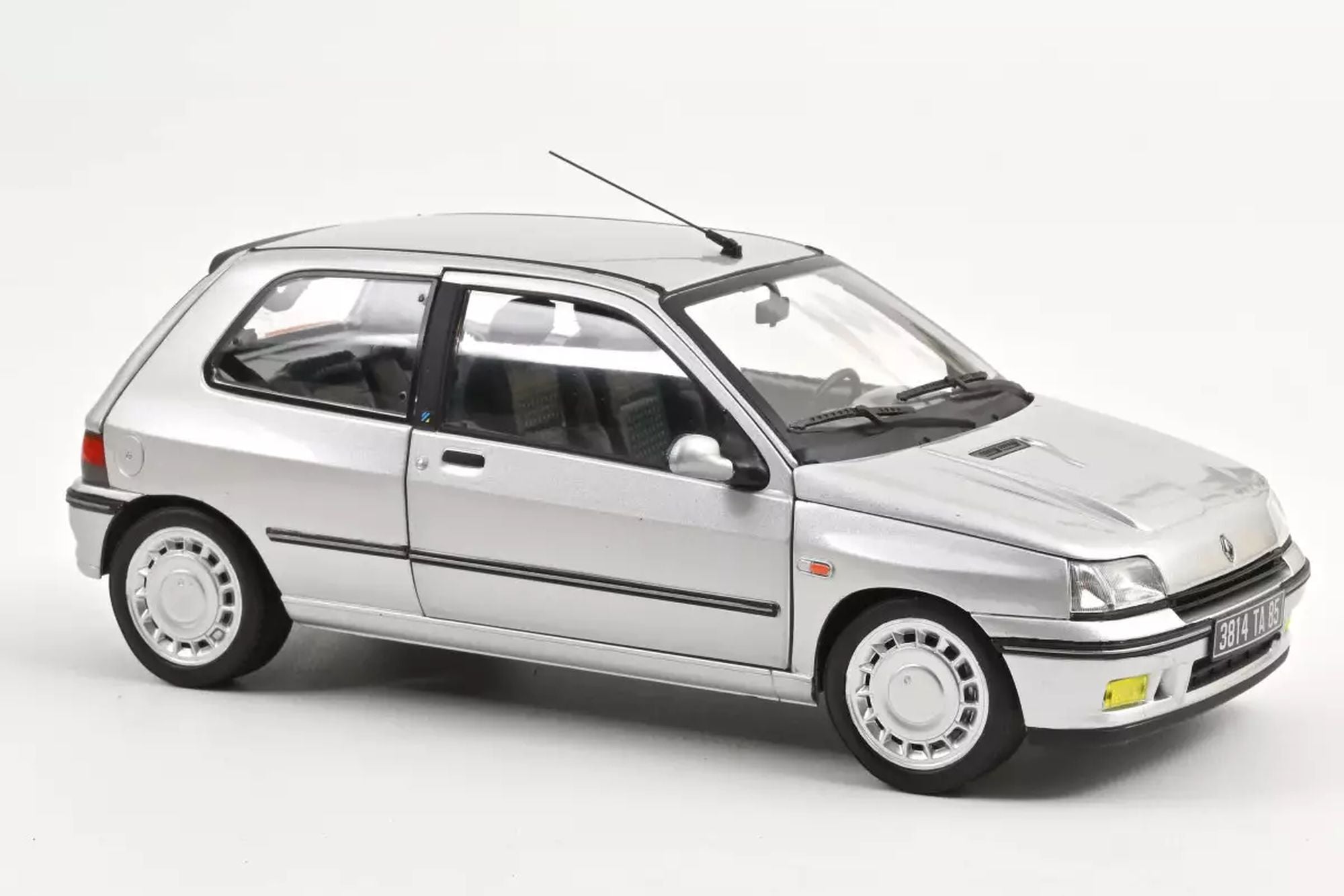Renault Clio 16s 1992 - Iceberg Grey 1:18 – Thomas Langejürgen